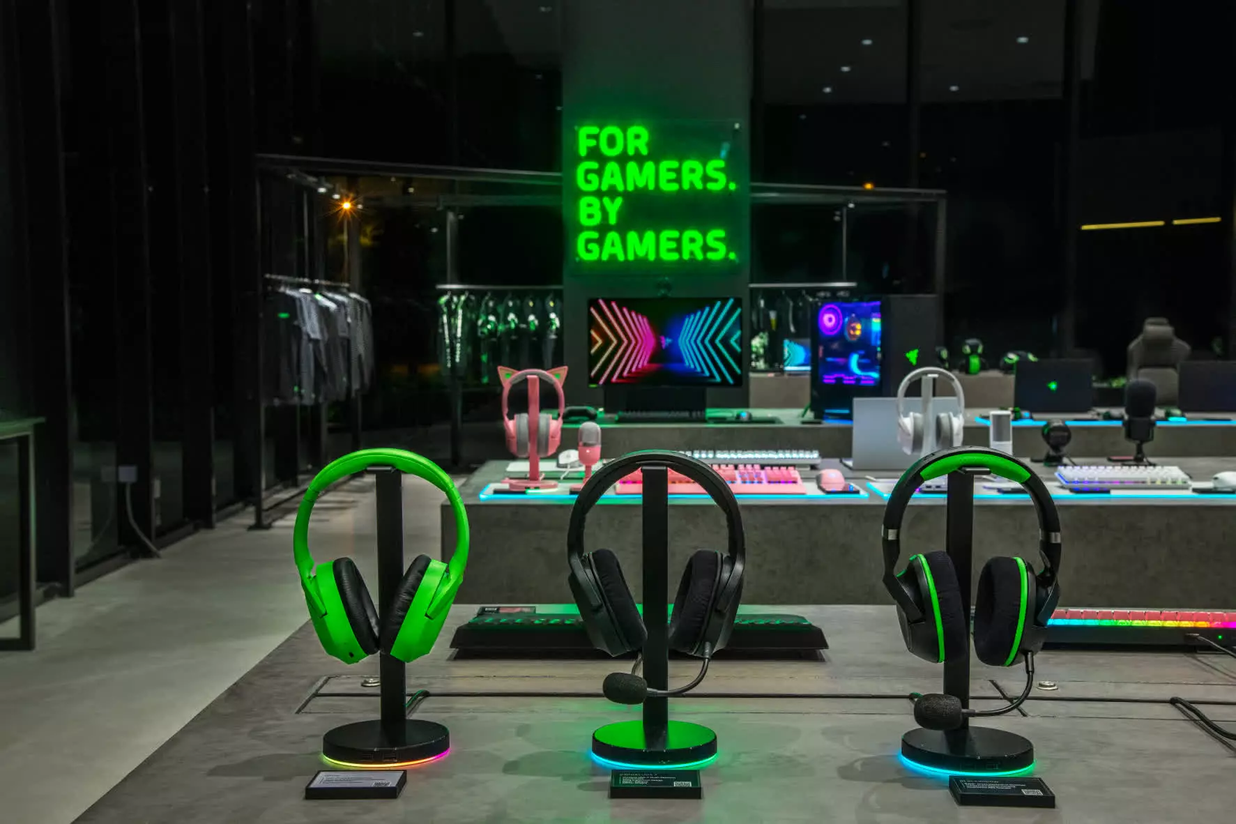 Razer HQ រចនាប័ទ្មគ្រឿងកុំព្យូទ័រមានហាងមួយ និង barista មនុស្សយន្ត 1327_2