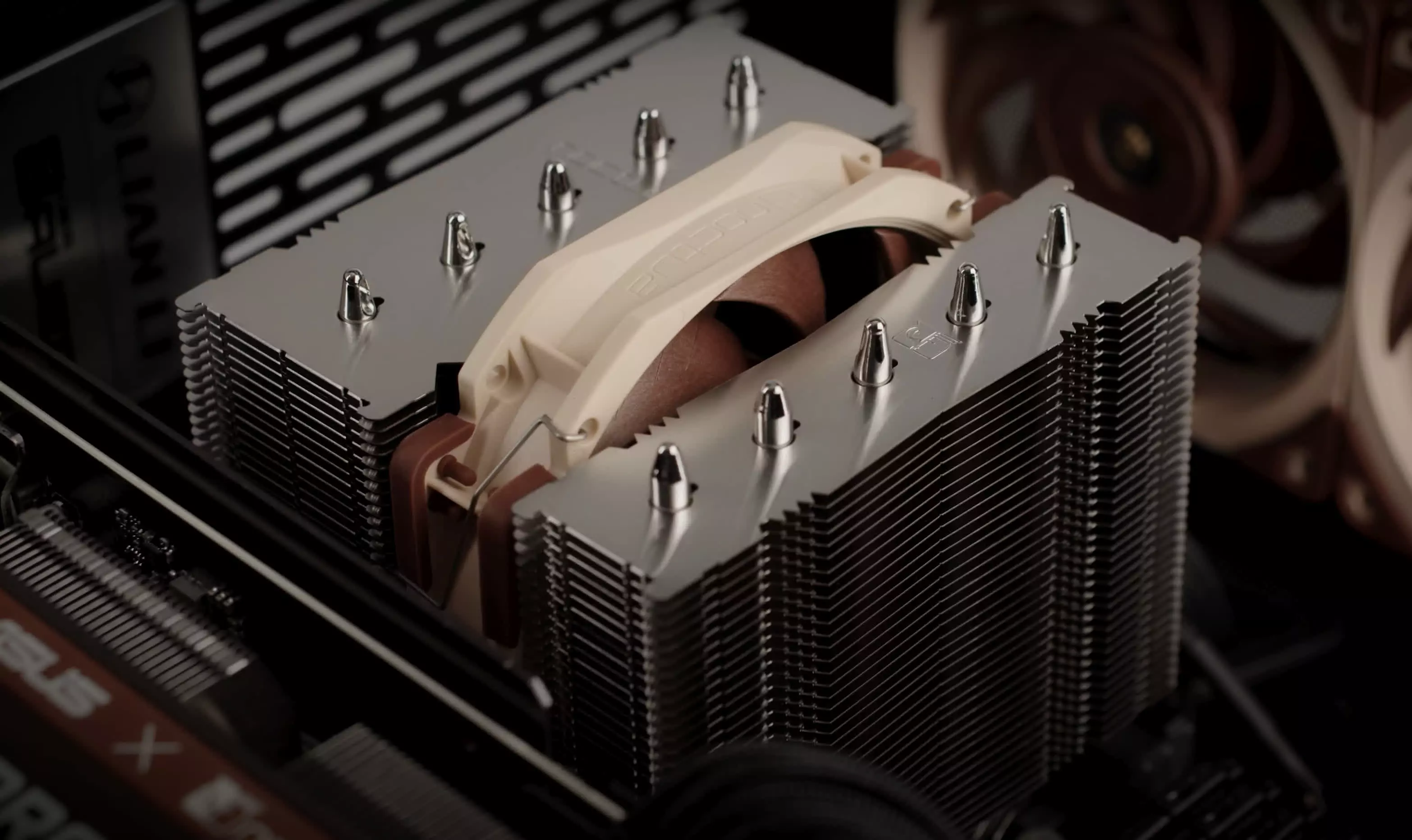 Dem Noctua seng lescht 120mm Klass Dual-Tower Cooler kann a méi kleng PC-Builds pressen