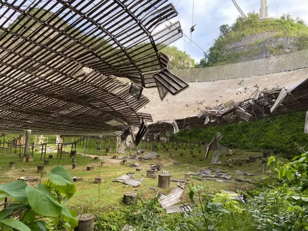 กล้องโทรทรรศน์อวกาศ Arecibo อันเป็นสัญลักษณ์กำลังถูกปลดประจำการเมื่อใกล้จะถล่ม 13906_1