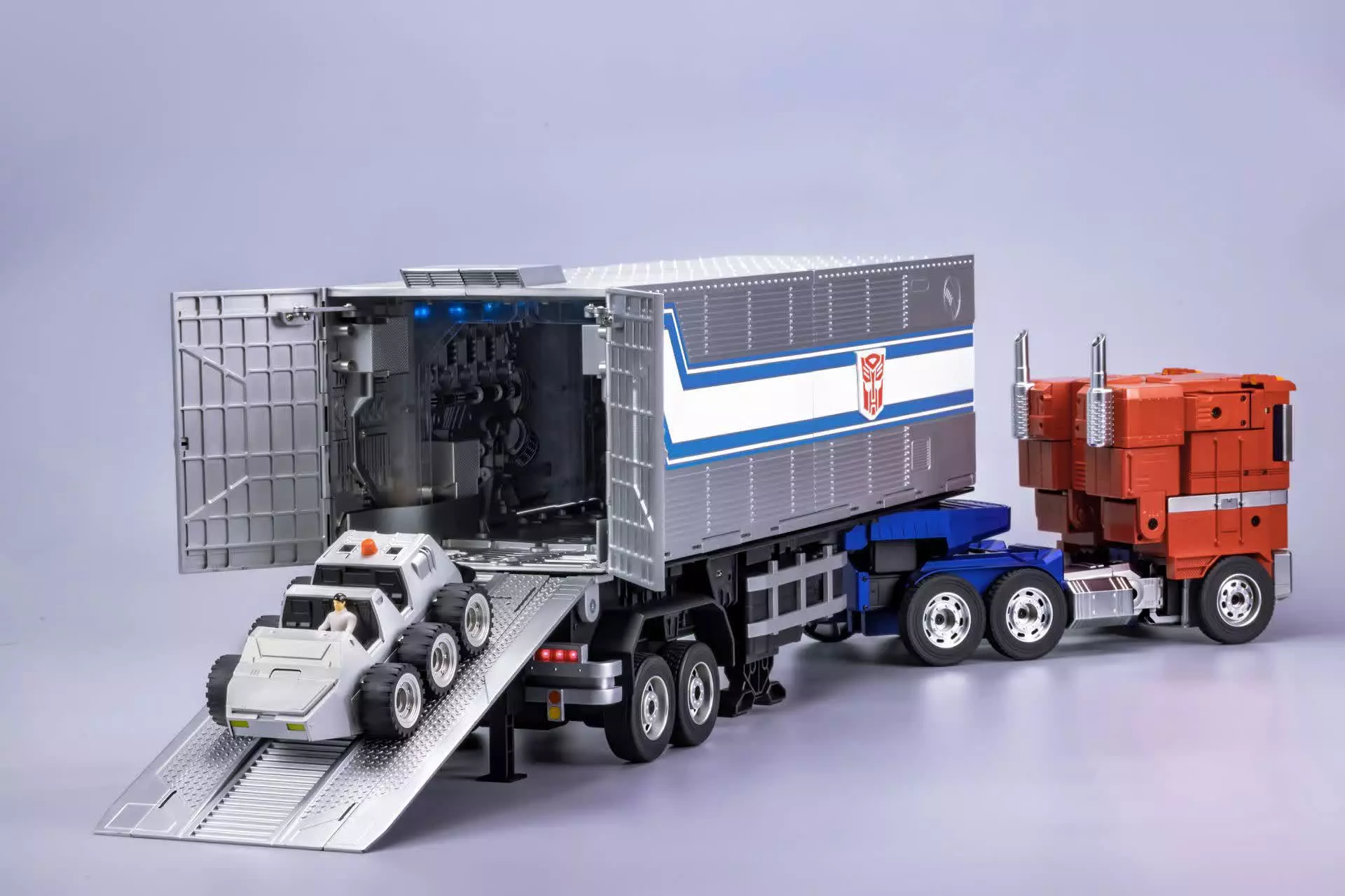 Der er nu en auto-transformerende trailer til $750 Optimus Prime robotten 149163_3