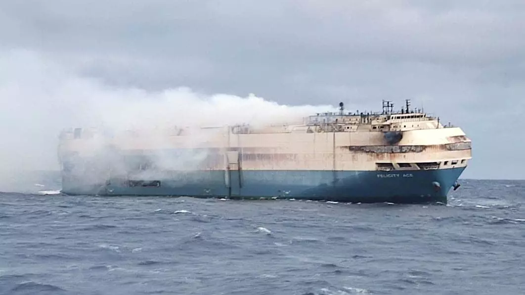 Un navire endommagé par un incendie transportant 401 millions de dollars de véhicules de luxe coule dans l'Atlantique