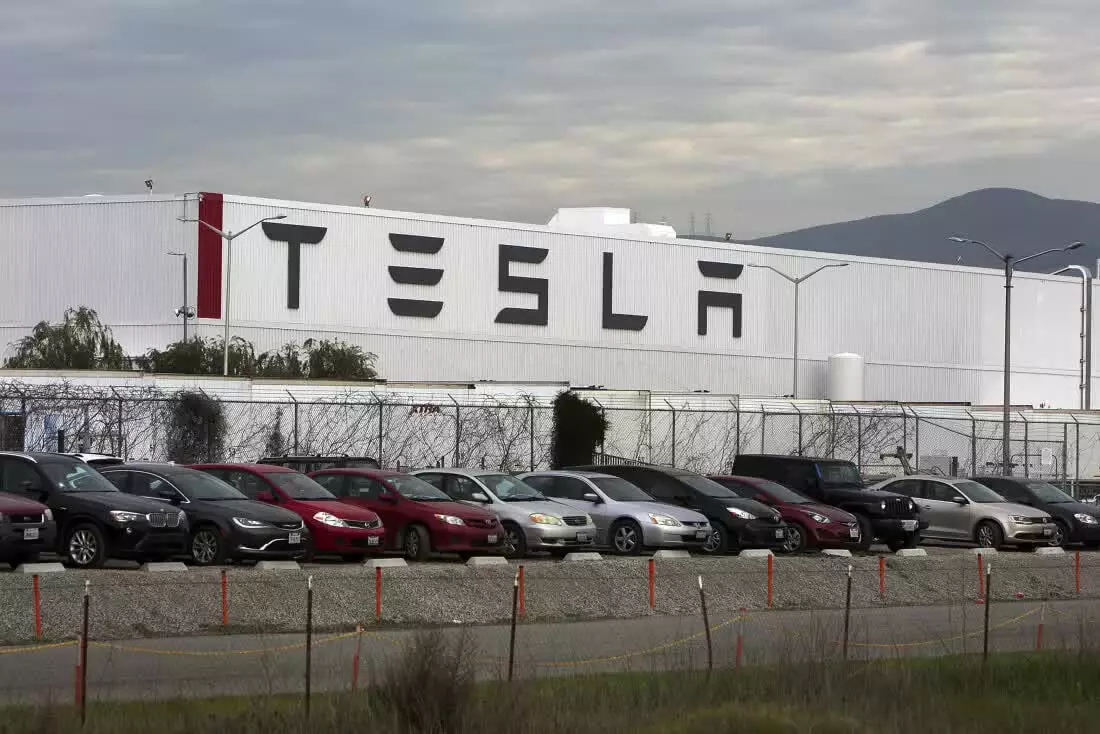 Tesla mħarrka minn California fuq allegat razziżmu u fastidju fil-fabbrika ta’ Fremont