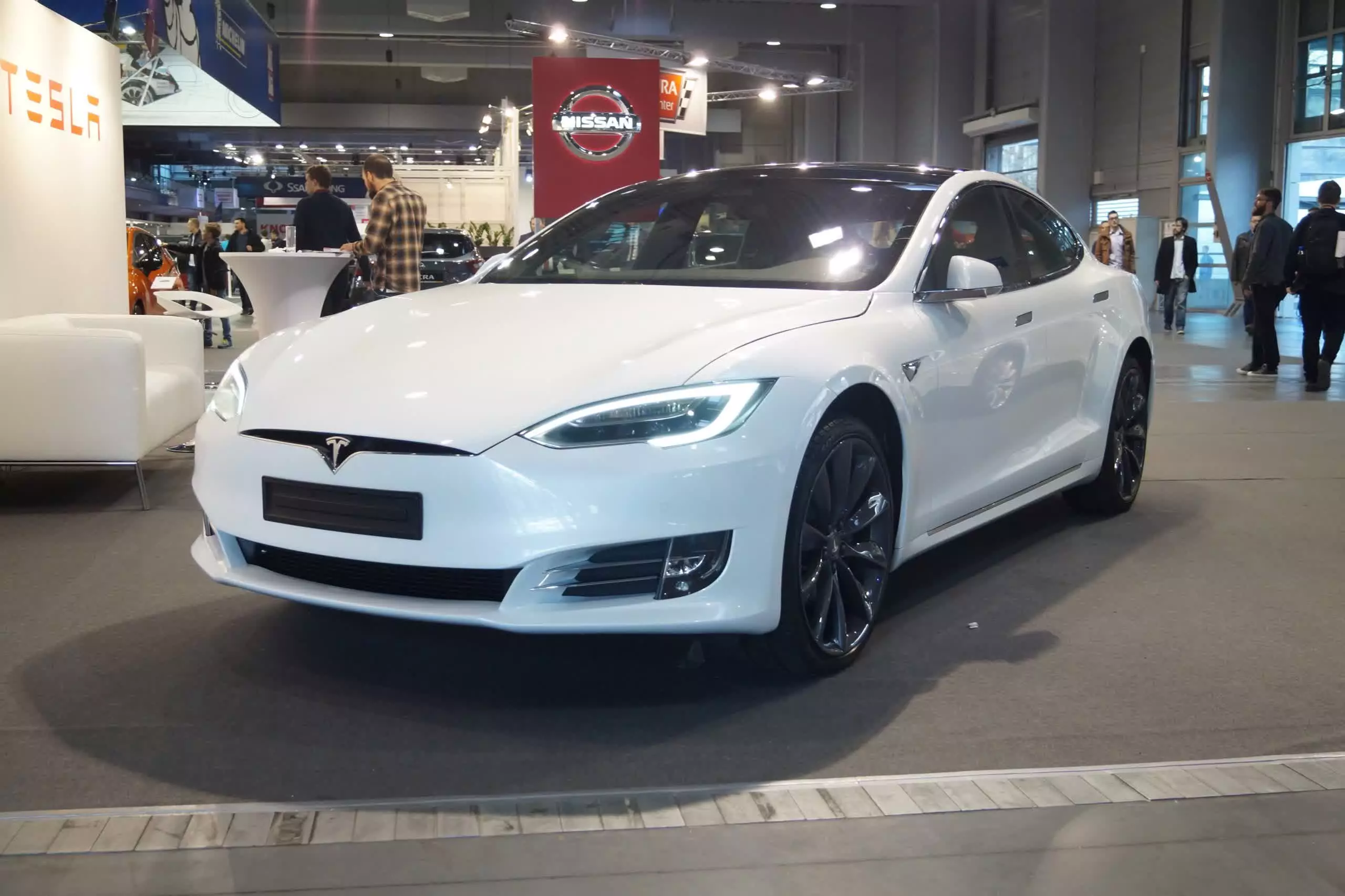 Tesla изтегля още 817 000 автомобила заради грешка в предупреждението за предпазен колан