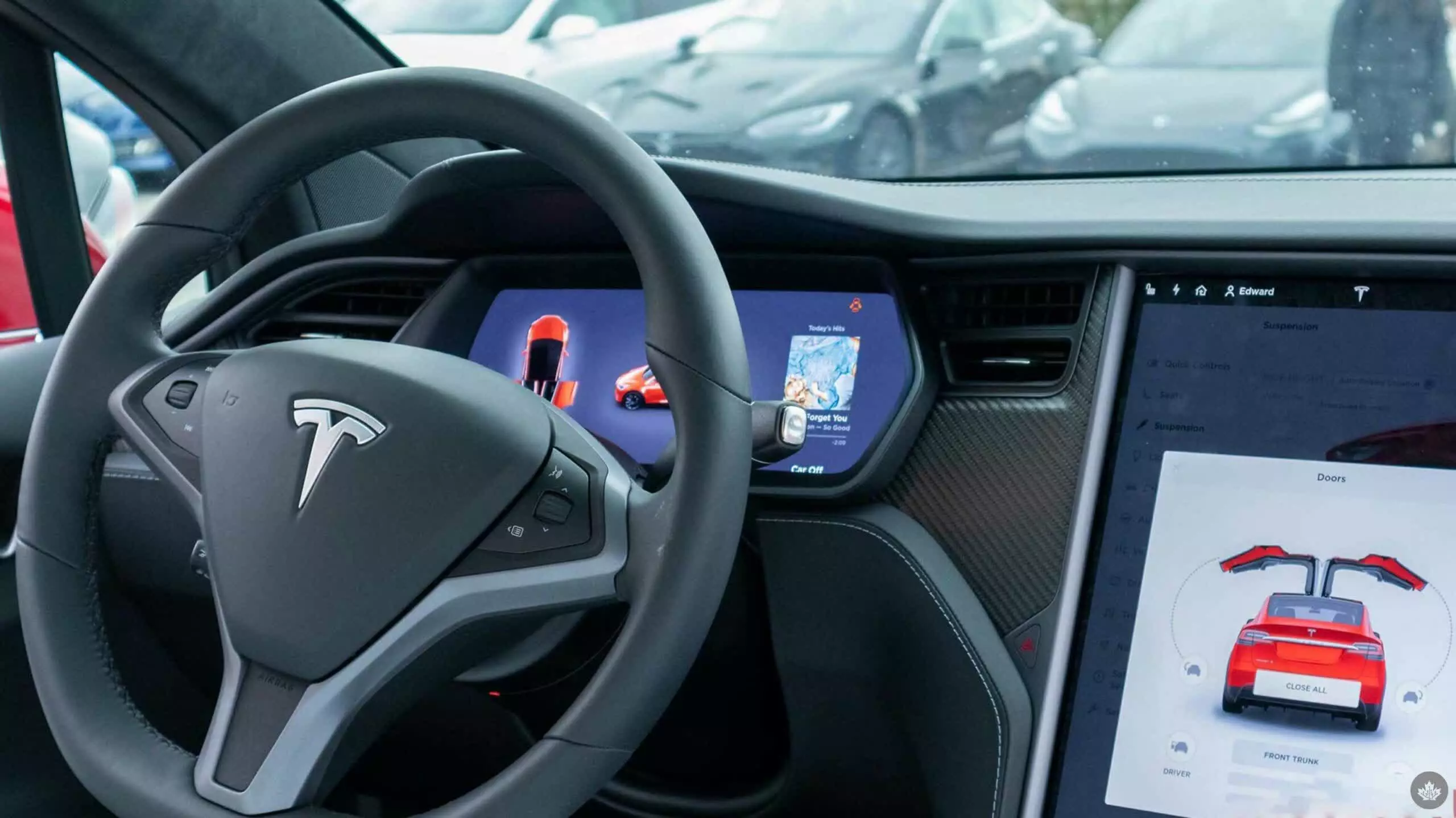 Elonas Muskas reaguoja į „tragišką“ reklamą, užkertančią kelią „Tesla“ visiškai savarankiško vairavimo programinei įrangai