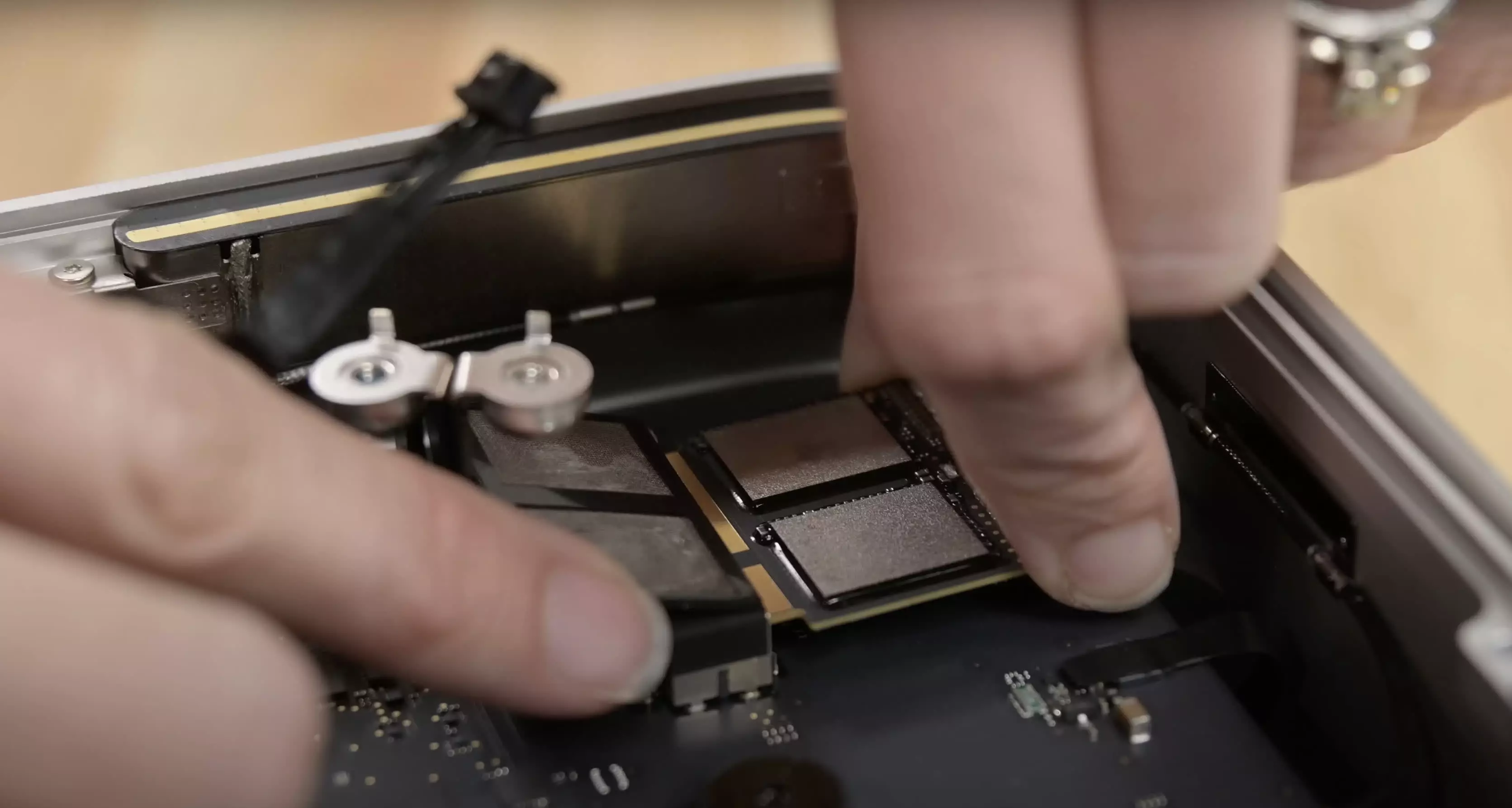 Teardown ריווילז אַז די סטאָרידזש פון Mac Studio איז נישט אַפּגריידאַבאַל