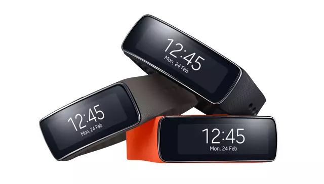 „Samsung“ žengia į fitneso stebėjimo rinką naudodama „Gear Fit“. 174419_1