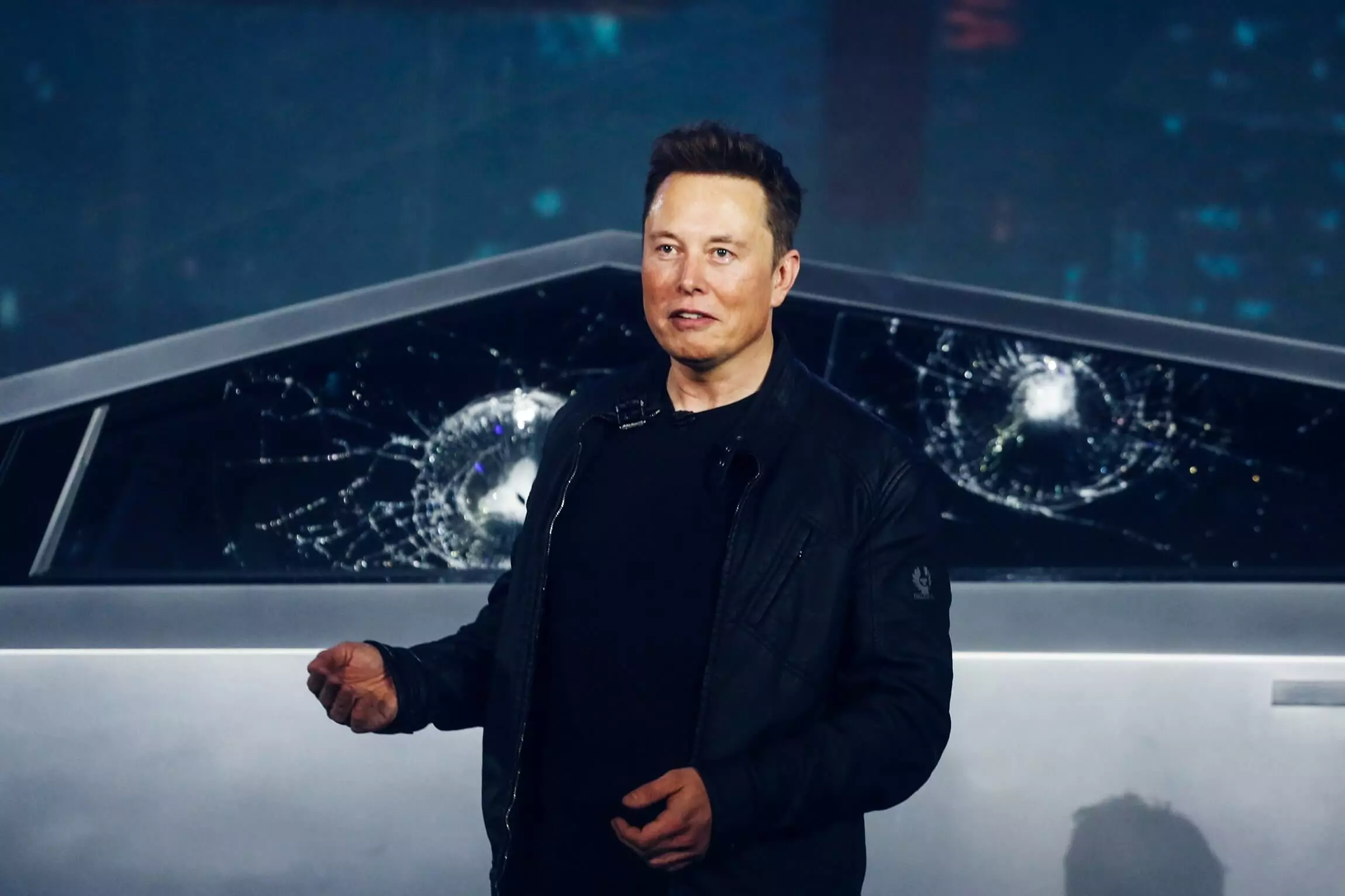 يقول Elon Musk إن المطرقة الثقيلة أضعفت نوافذ Cybertruck