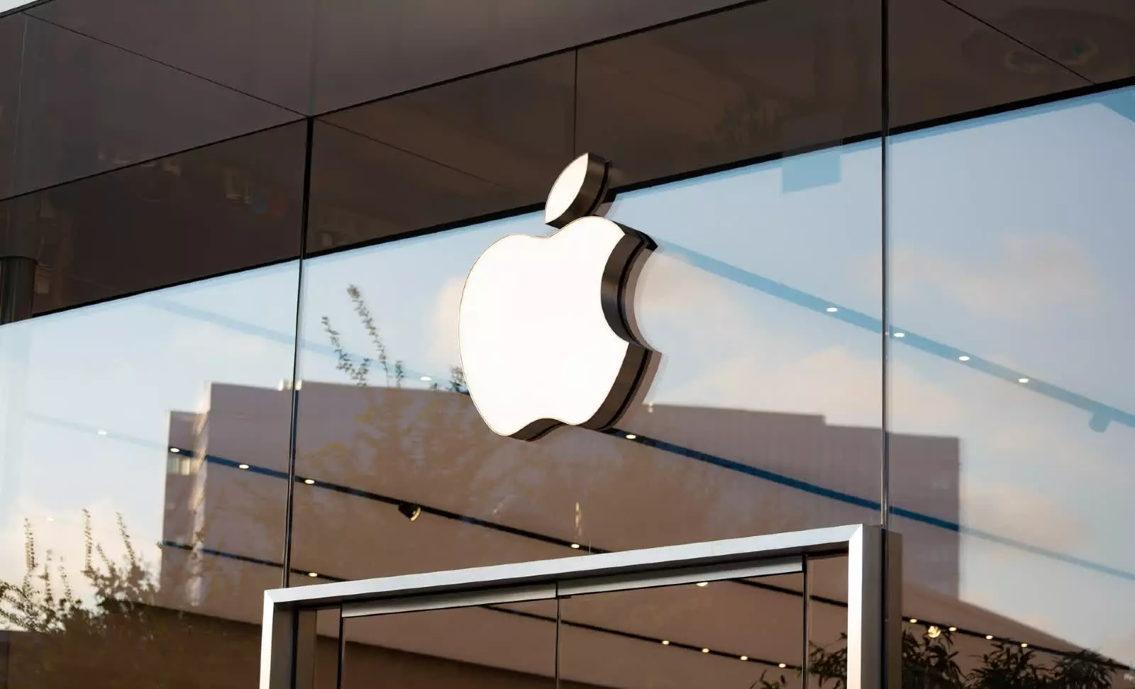 Pranešama, kad „Apple“ ir „Meta“ perdavė naudotojų duomenis įsilaužėliams, apsimetusiems teisėsaugininkais 2023_1