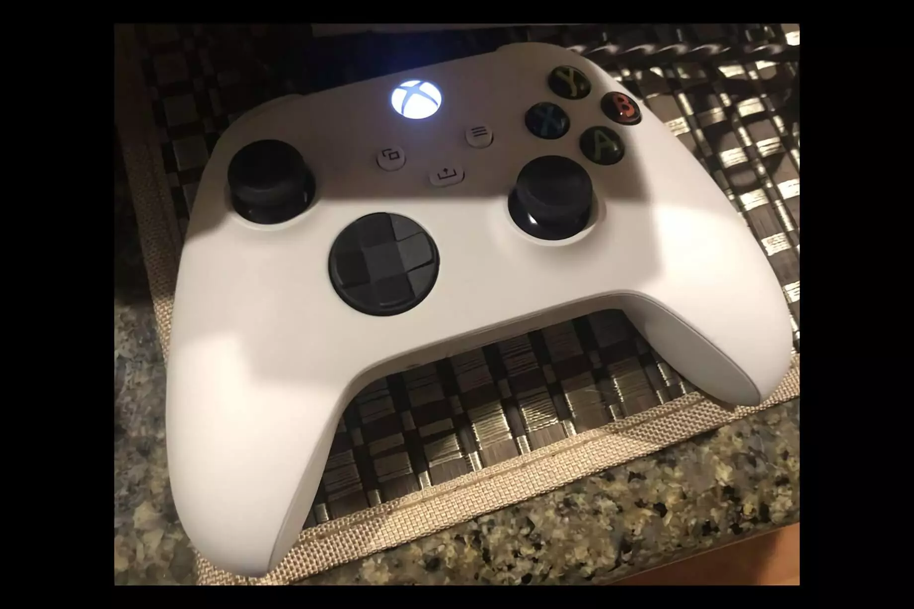 Redditor oq Xbox Series X kontroller tasvirini sizdirib yuboradi va keyin yo‘qoladi 24064_1