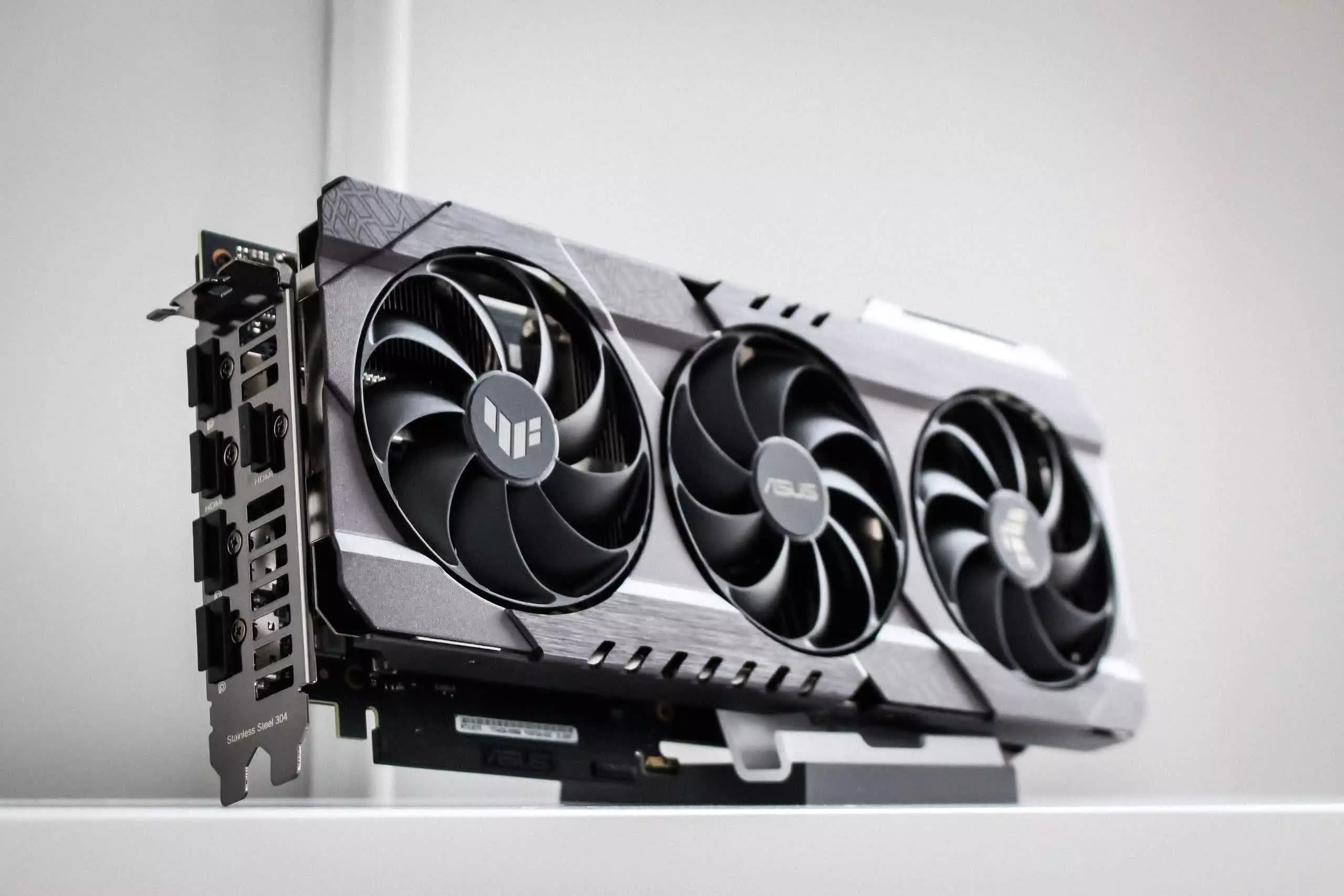 Nvidia podobno produkuje płyty referencyjne o mocy 600 W dla RTX 4090