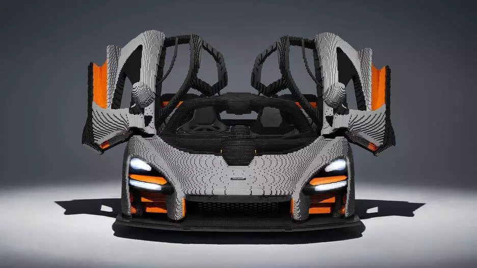 La plej nova kopio 1:1 de Lego estas la McLaren Senna, kiu daŭris kvar monatojn kaj 467,854 brikojn por konstrui. 30378_3