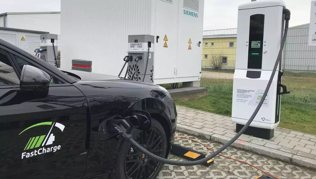 BMW kaj Porsche testas 450kW rapidan ŝargadon sur elektraj veturiloj 32371_1