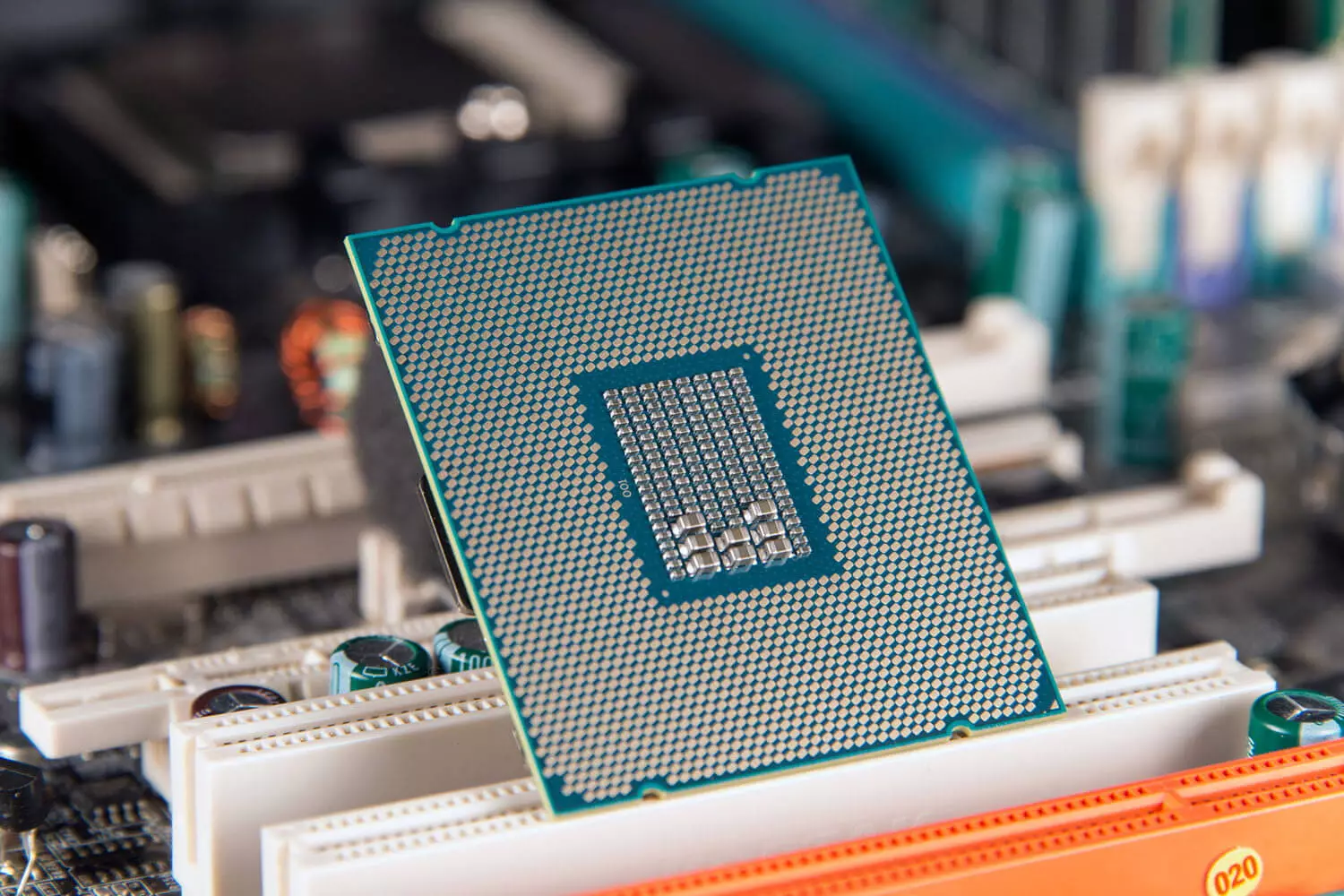 Intelovi procesori imaju još jednu grešku koja može propuštati osjetljive informacije