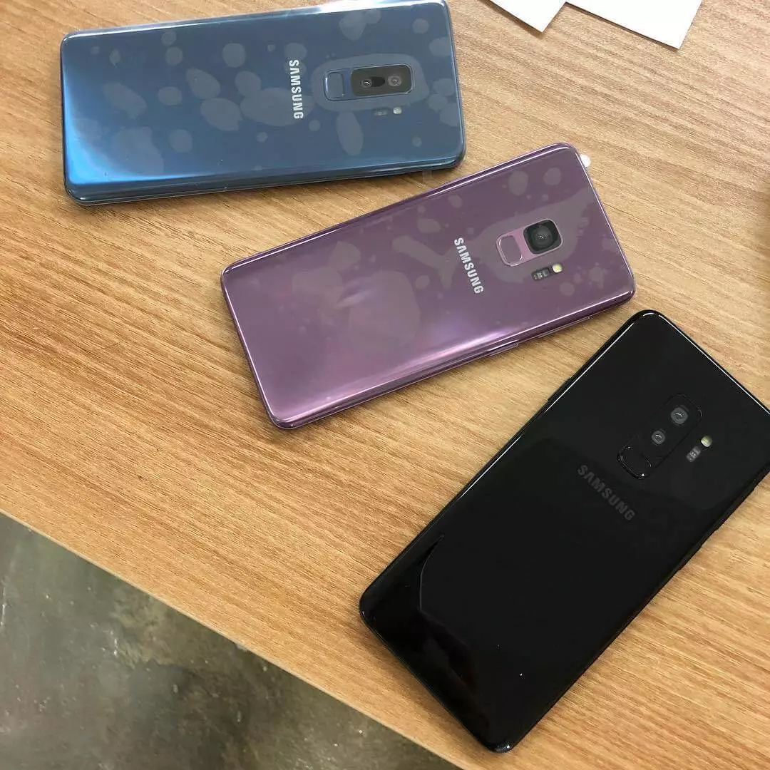 Samsung Galaxy S9 alvenas hodiaŭ: 5 aferoj por scii 35349_1