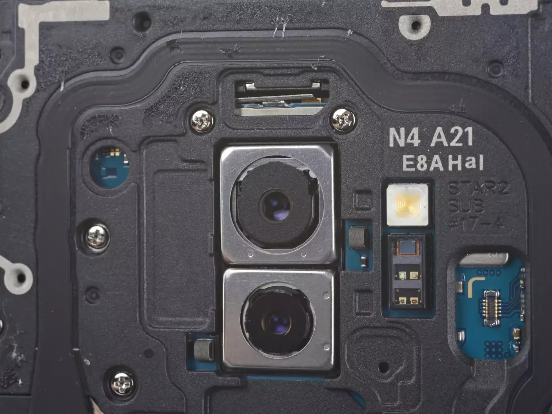 Camera cu deschidere dublă a Samsung Galaxy S9 a fost spionată în demontarea iFixit 36576_2