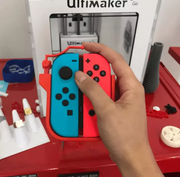 L'enginyer dissenya un adaptador JoyCon senzill per a un amic amb una sola mà 38676_1