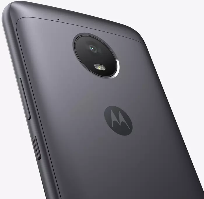 I-Motorola yongeza ii-smartphones ezimbini zexabiso kuluhlu lwayo, enye inesikrini se-5.5-intshi ye-HD kunye ne-5,000mAh yebhetri. 39973_1