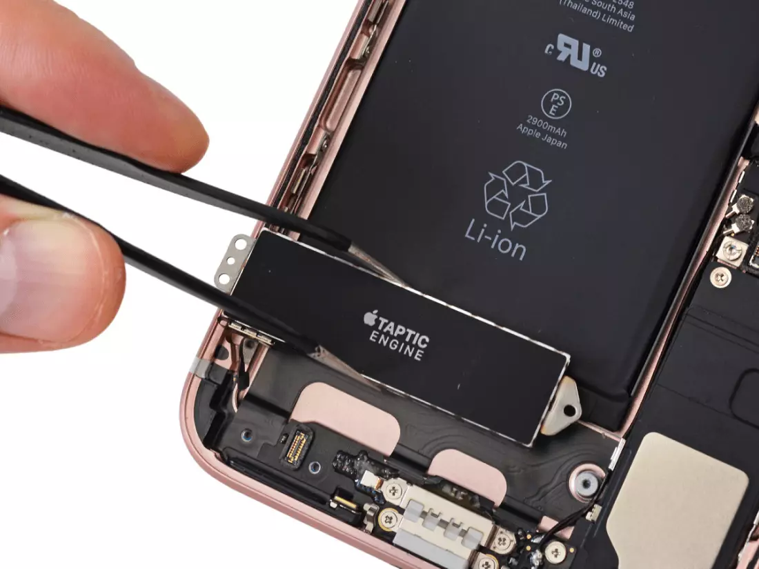 Teqandina iFixit ya iPhone 7 û Apple Watch 2 bataryayên mezintir û motorên Taptic nîşan dide 42521_1