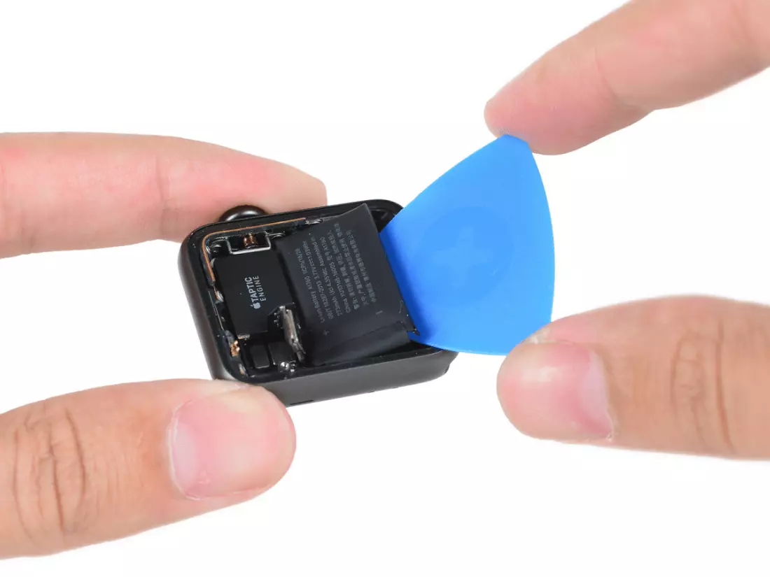 iFixit-teardowns fan 'e iPhone 7 en Apple Watch 2 litte gruttere batterijen en Taptic Engines sjen 42521_3