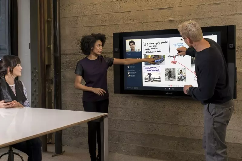 Microsoft Surface Hub yese-in-one musangano wekutumira munaGunyana, kutanga pamadhora mazana matanhatu nemakumi mapfumbamwe nepfumbamwe. 48010_1