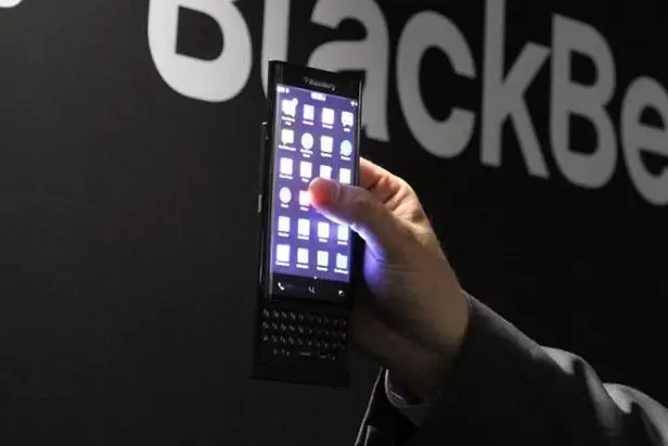 BlackBerry Leap 25 сааттык батареянын иштөө мөөнөтү менен жол жоокерлерине багытталган 49398_2