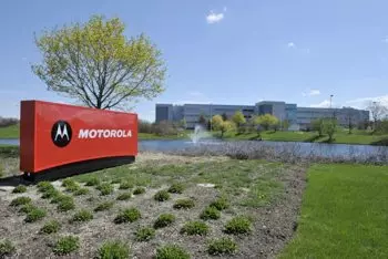 المفوضية الأوروبية تحقق في Motorola Mobility بشأن إساءة استخدام براءات الاختراع 59421_1