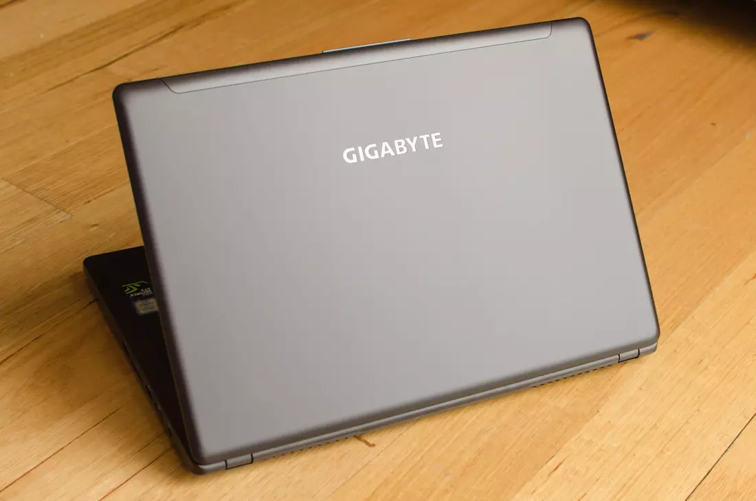 Gigabyte P34W v5 o'yin noutbuklarini ko'rib chiqish 90572_1